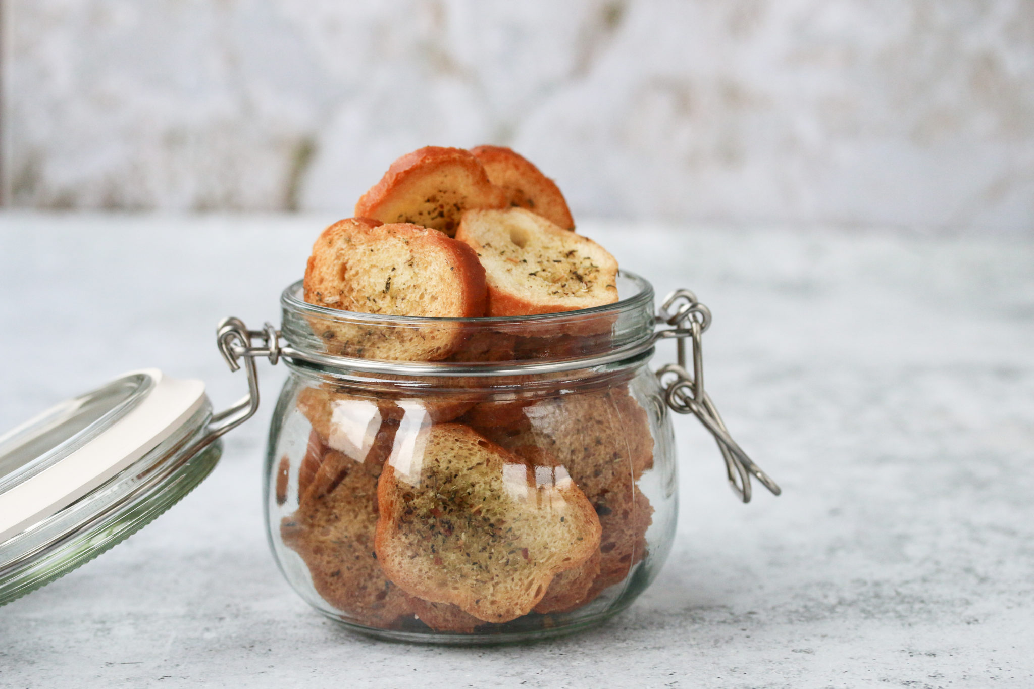 Schneller, knuspriger Snack: Brotchips / LouMalou.ch